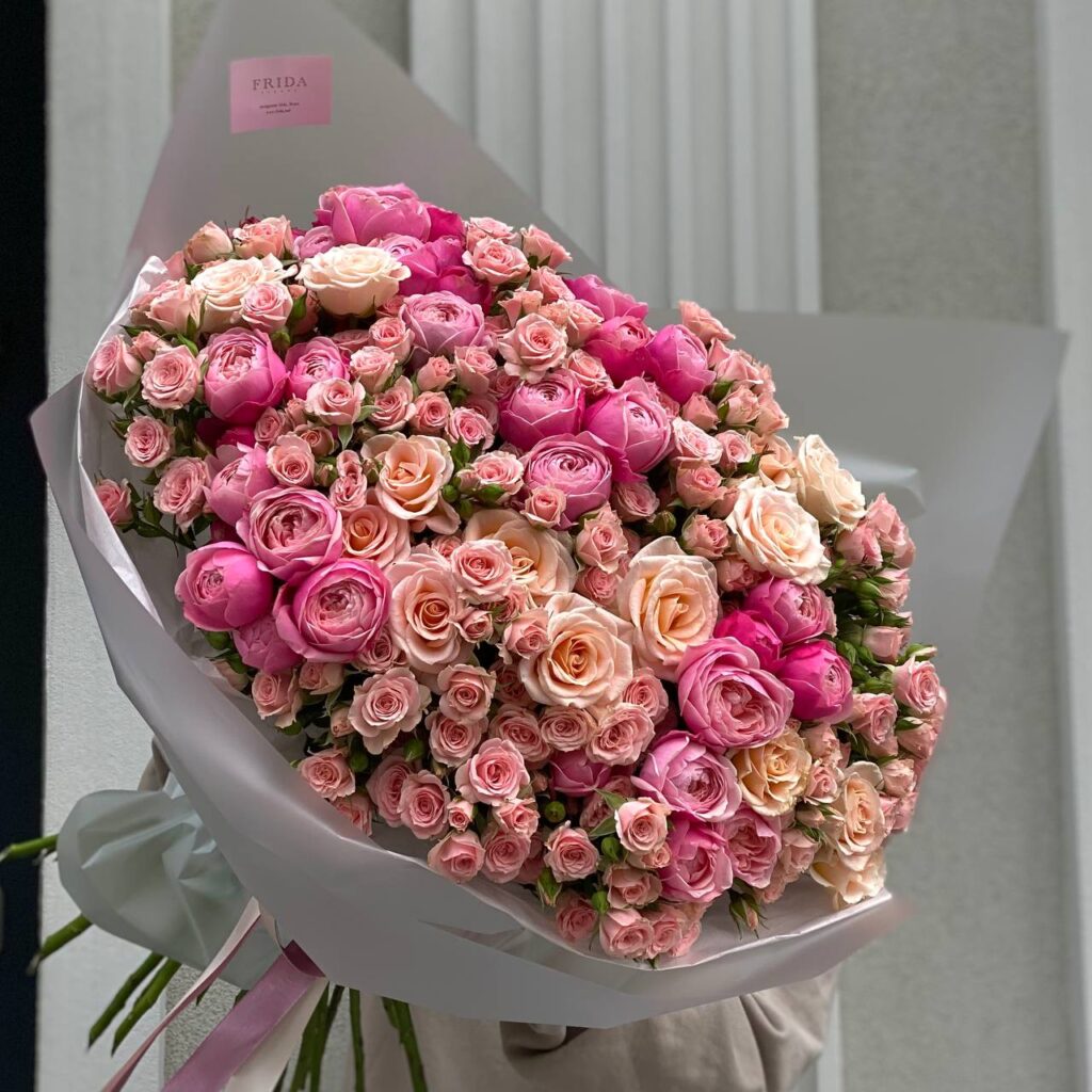 Trandafiri olandezi mix – 4900 MDL | Cumpără la FRIDA.MD